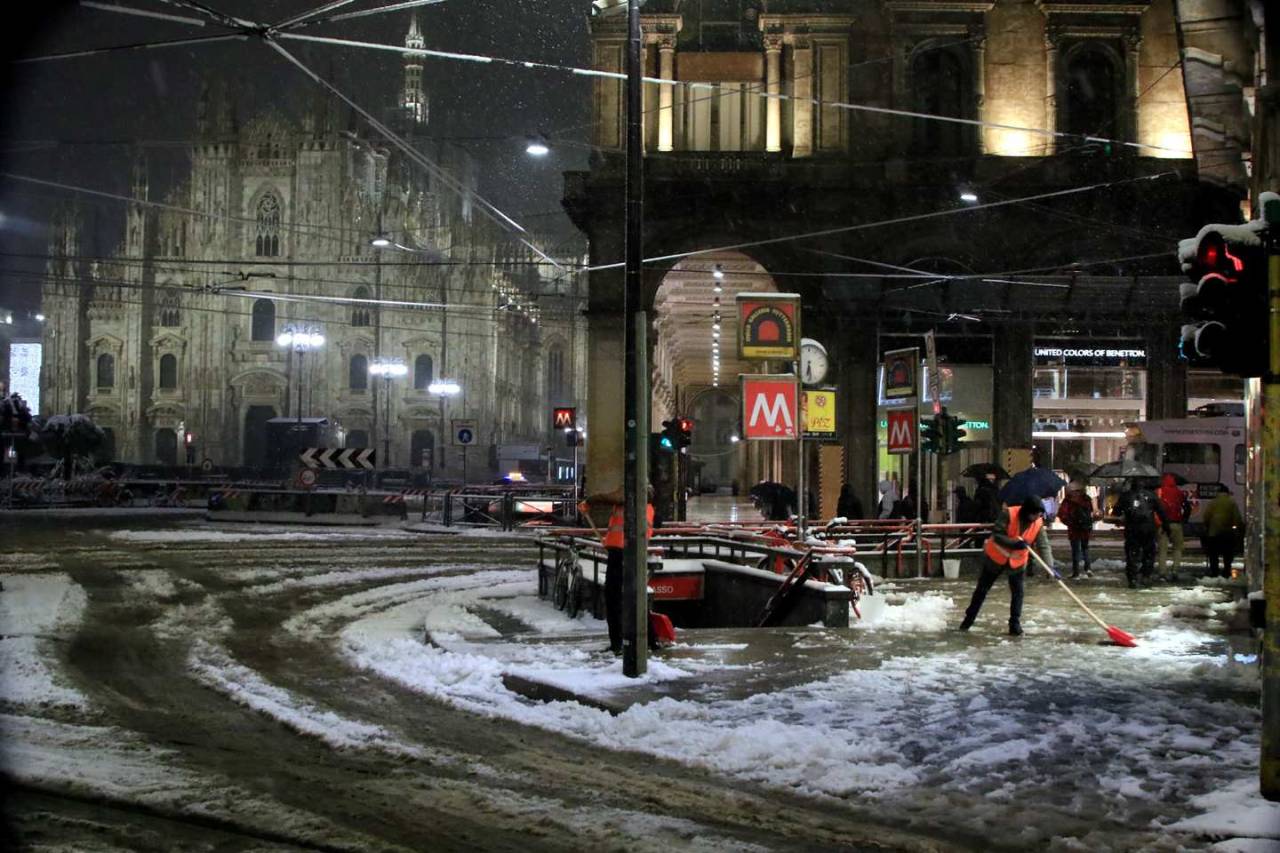 Milano, neve dalla scorsa notte e stamattina, la coltre bianca ha ...