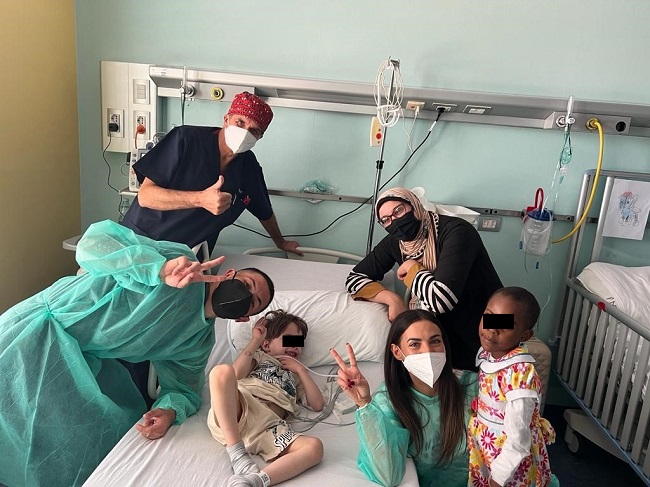 Il calciatore del Monza Stefano Sensi in visita ai bimbi del reparto di ...