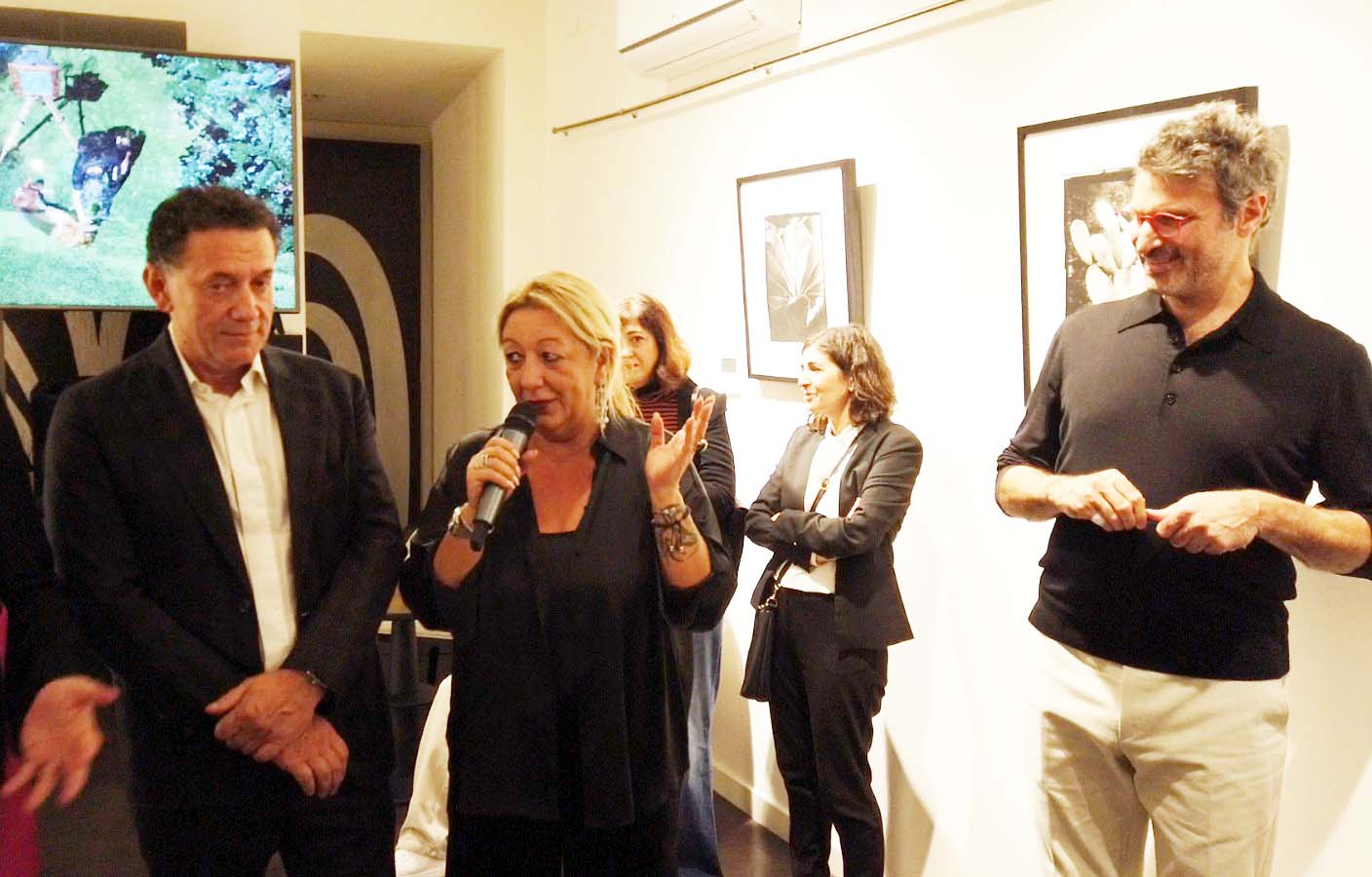 Milano, applausi a scena aperta al vernissage di “Anime Fiorite” dell ...