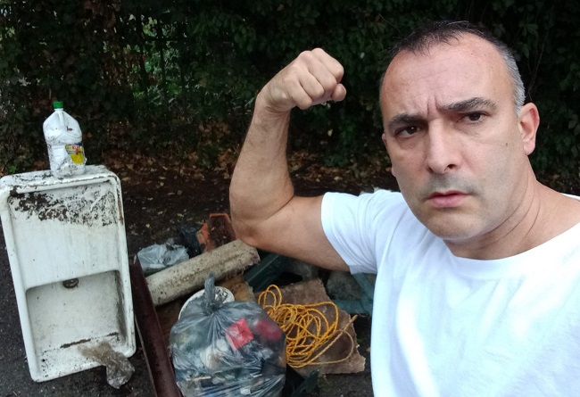 Simone Riva, il “Turista Spazzino”, ripulisce la pista ciclabile dell ...