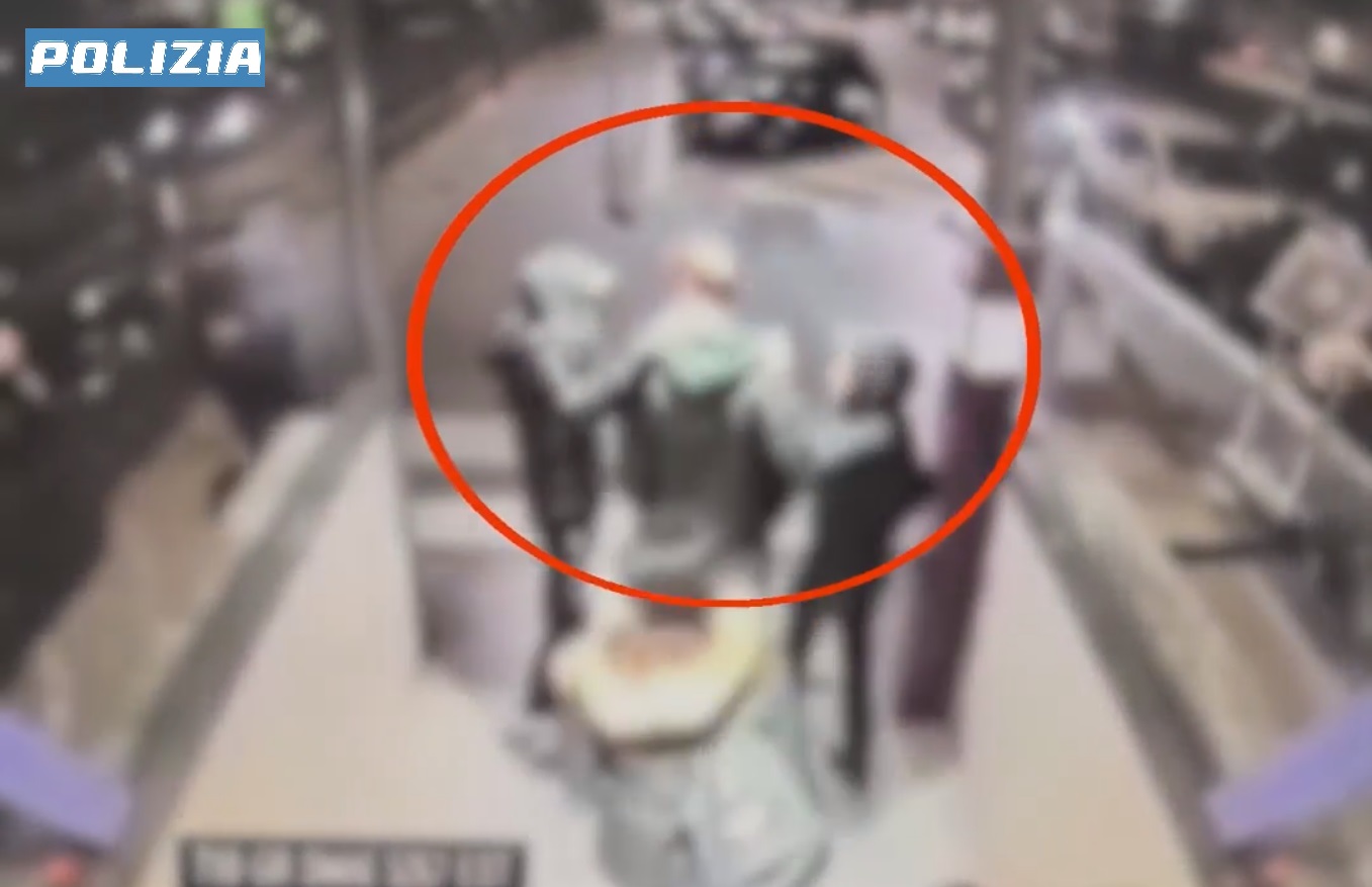 Milano, due giovani egiziani rapinano un minorenne alla fermata ...
